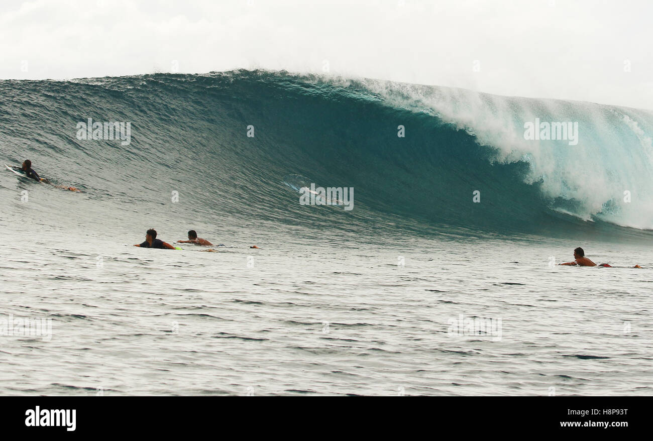 A perfect wave breaking all alone Stock Photo - Alamy