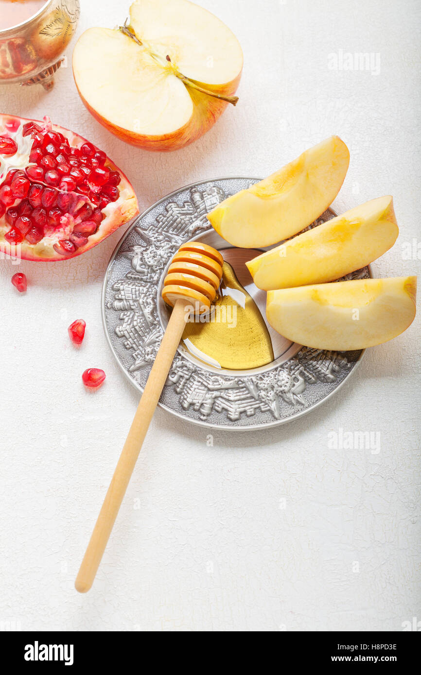 Rosh hashanah eating apples honey hi-res stock photography and images ...