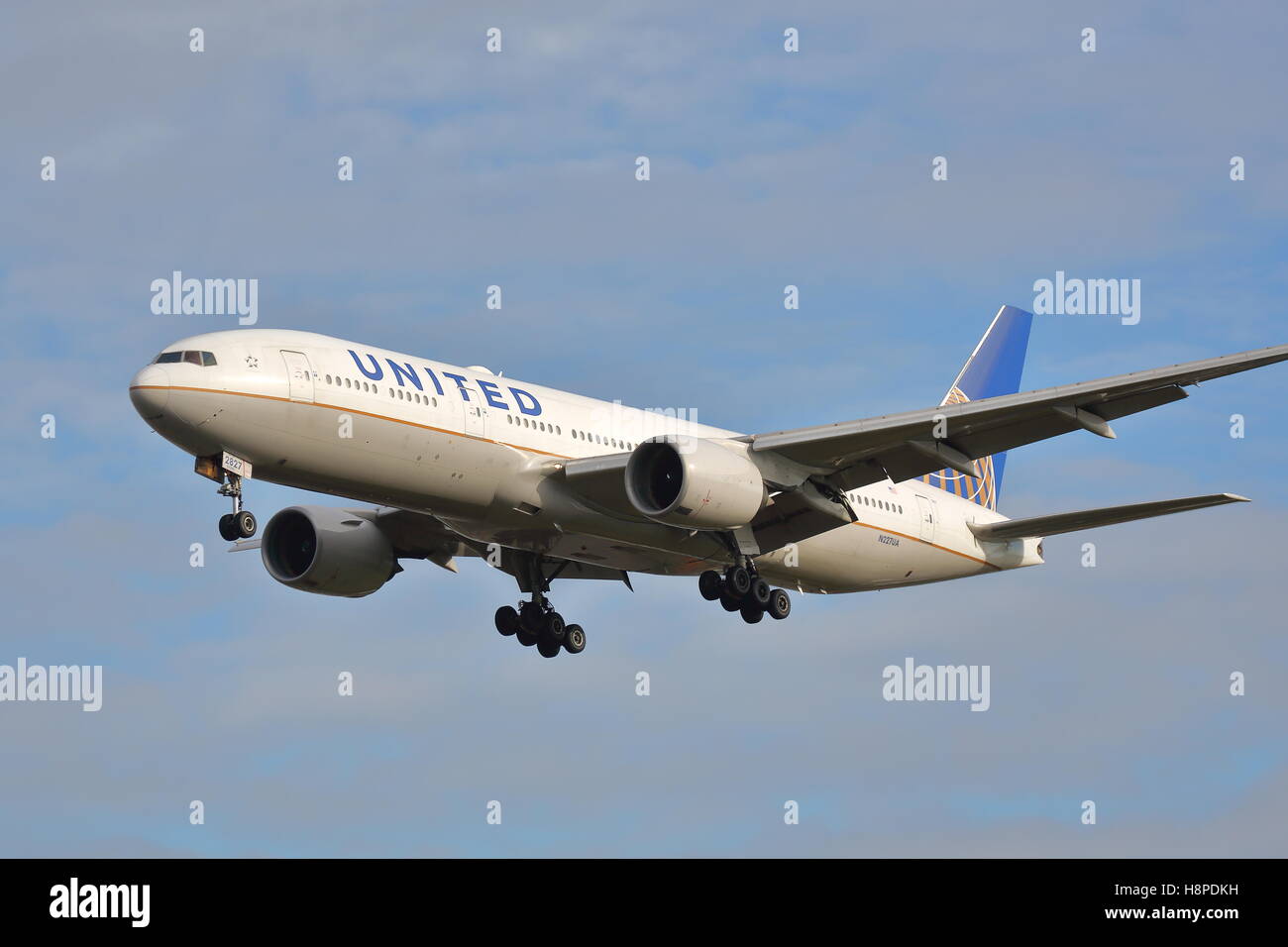 United Airlines Boeing 777-200ER N227UA landing at London Heathrow ...