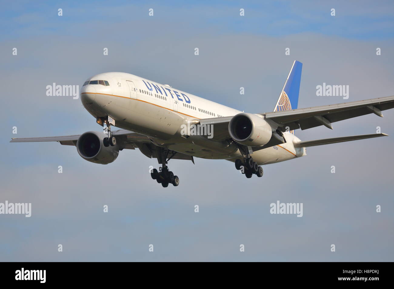 United Airlines Boeing 777-200ER N227UA landing at London Heathrow ...