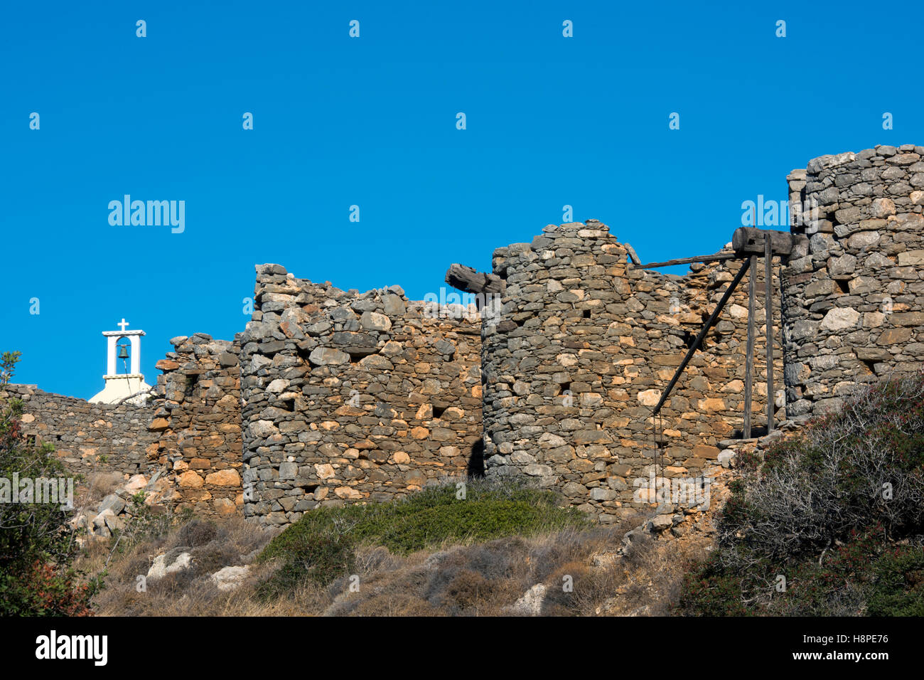 Griechenland, Kreta, verfallene Windmühlen und Kirche bei Vrouchas ...