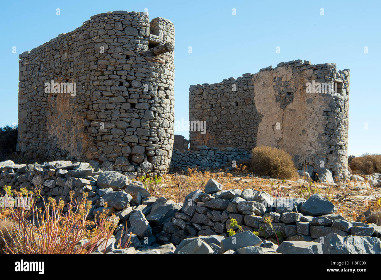 Griechenland, Kreta, Windmühlenstümpfe bei Karydi an der Strasse von ...