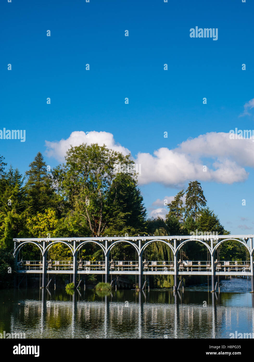 Marsh Lock, Wier, River Thames, Henley-on-Thames, Oxfordshire, England ...