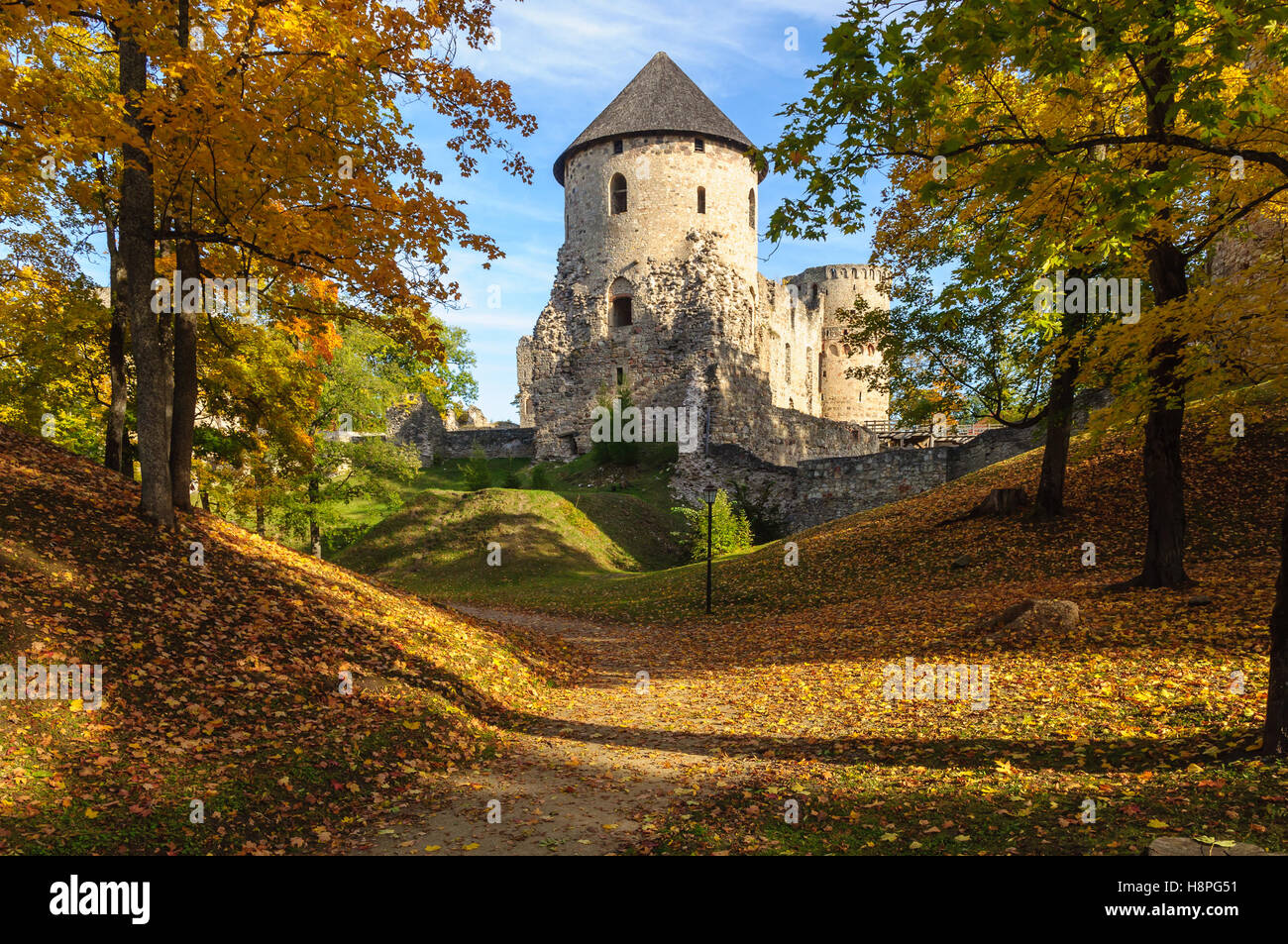 Castle ruins park hi-res stock photography and images - Alamy