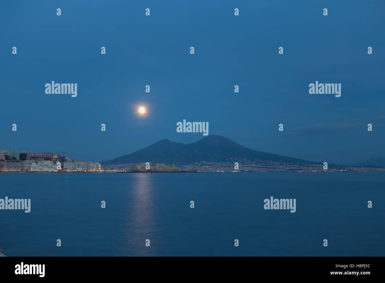 supermoon of November 2016 in Napoli, Italy Stock Photo - Alamy