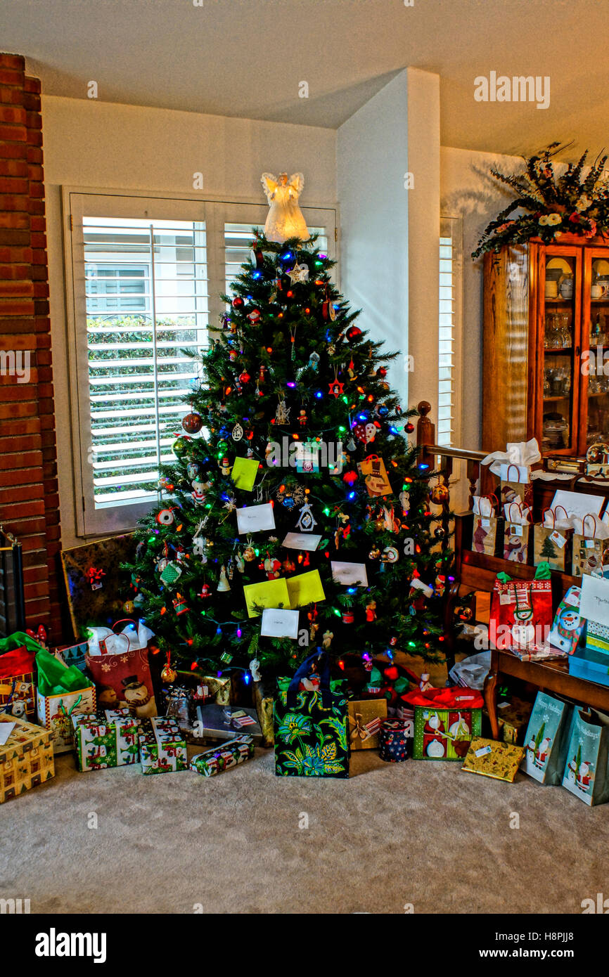 Presents around tree hi-res stock photography and images - Alamy