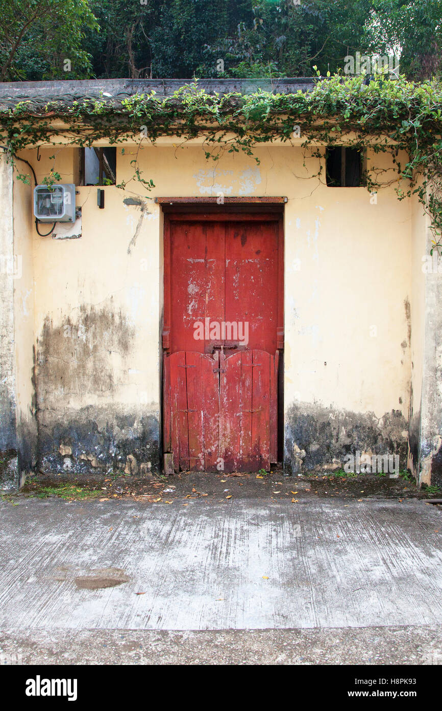 Front door of old chinese house, Hong Kong Stock Photo - Alamy