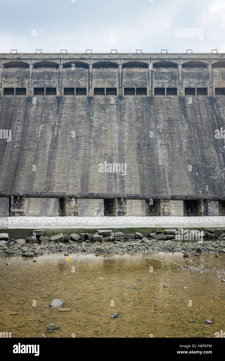 Front view of a grey dam Stock Photo - Alamy