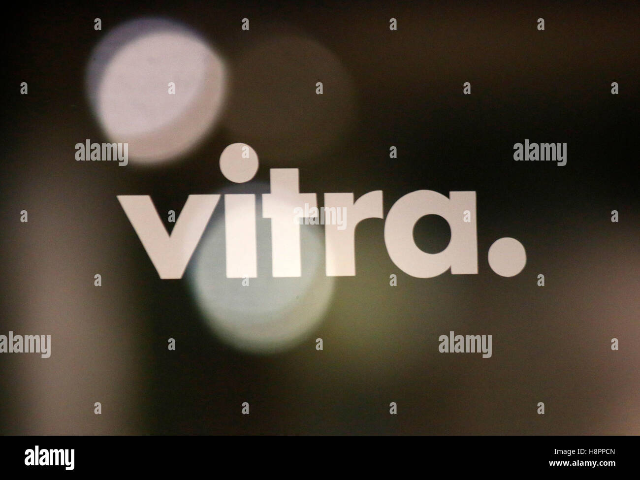 das Logo der Marke "Vitra", Berlin Stock Photo - Alamy