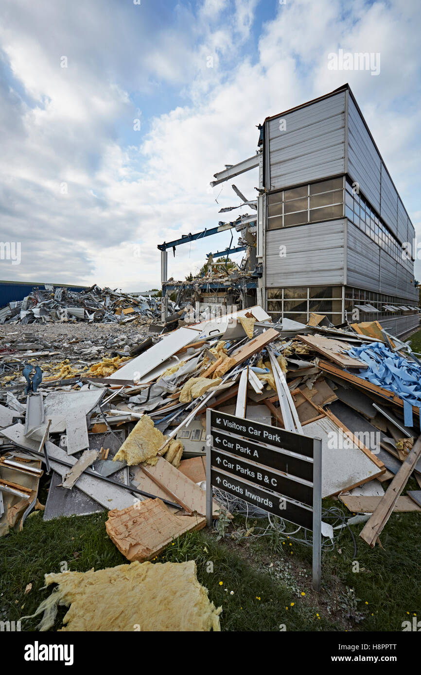 Half destroyed building hi-res stock photography and images - Alamy
