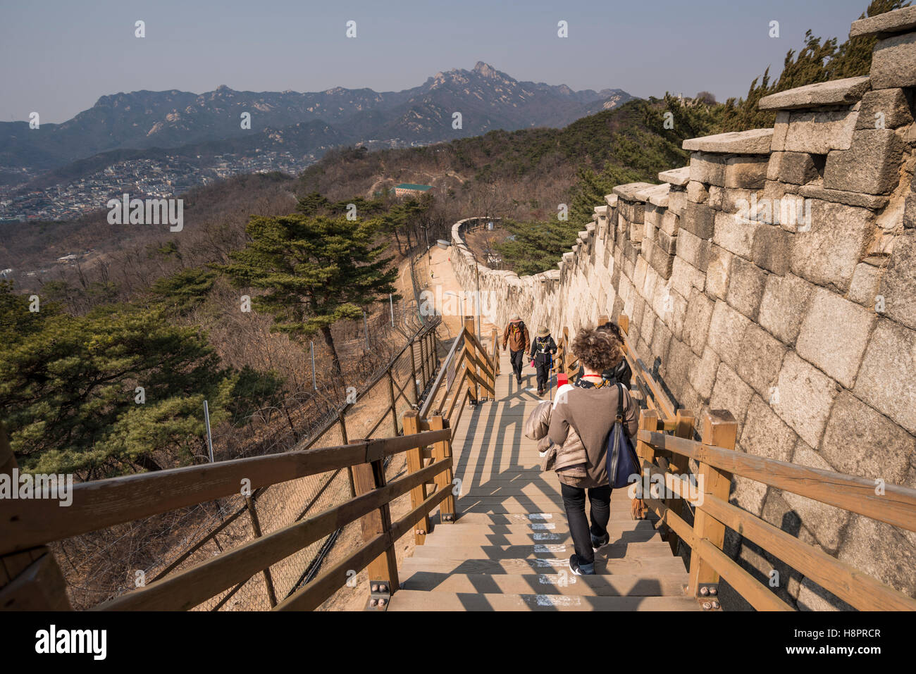 Seoul City Wall (Hanyangdoseong - ancient defensive fortress) mountain ...