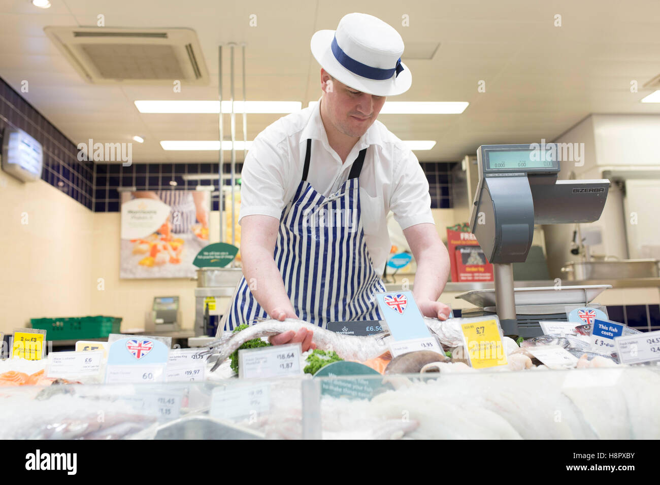 Supermarket fish display hi-res stock photography and images - Alamy