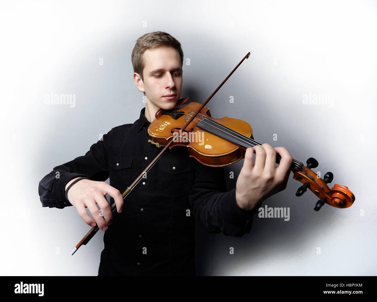 man playing violin close-up Stock Photo - Alamy