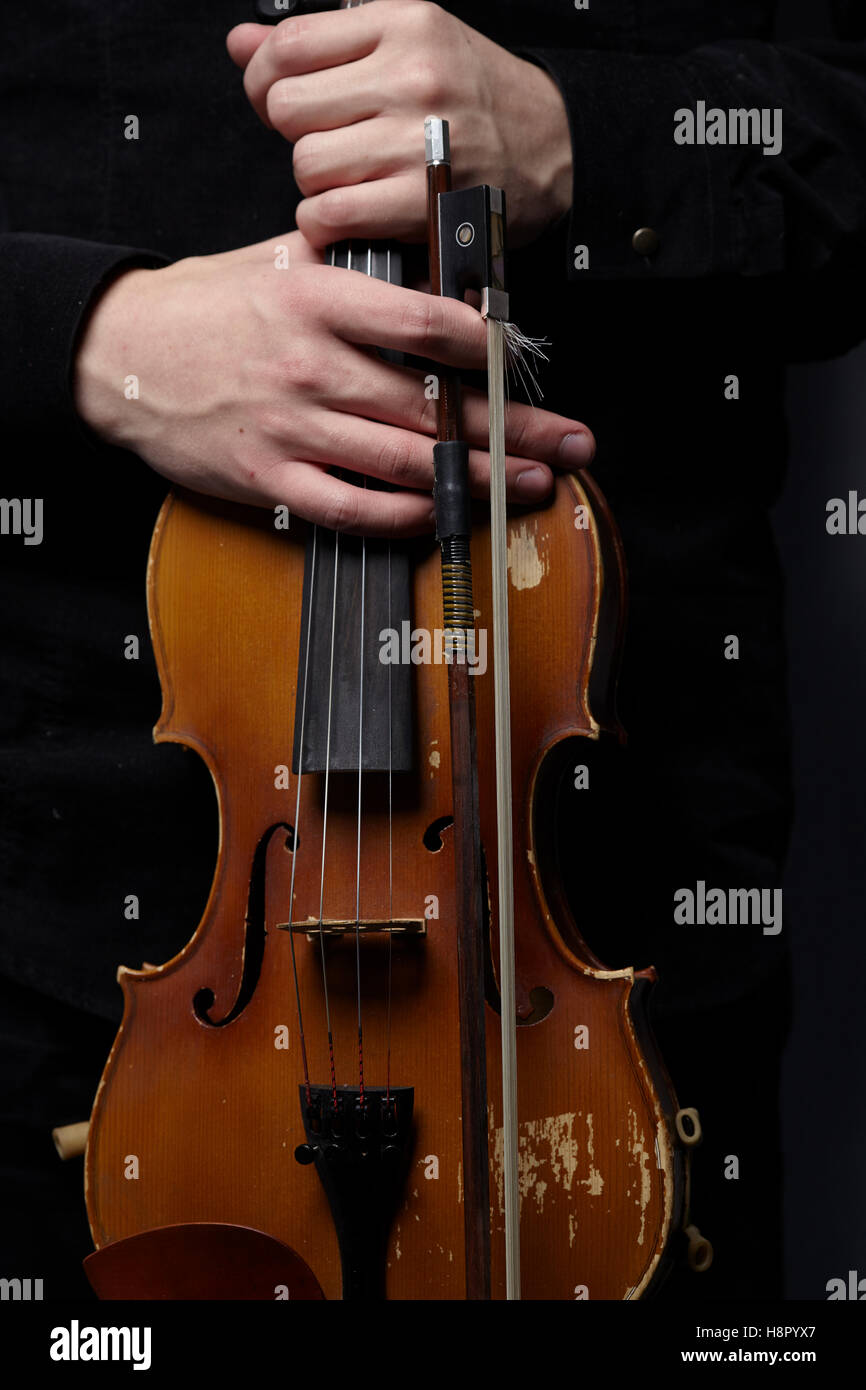 playing the violin close-up Stock Photo - Alamy