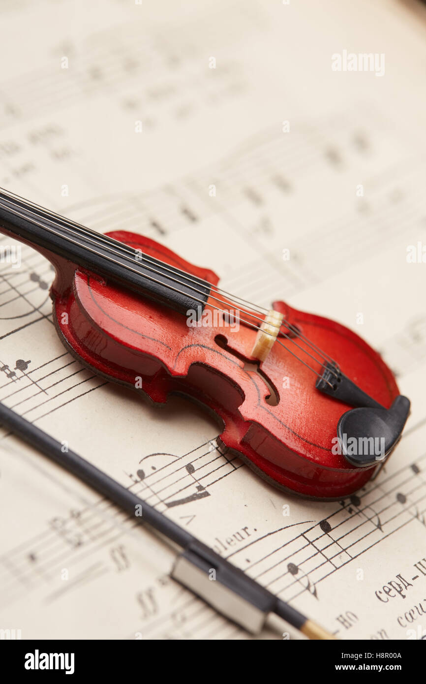 violin on of notes background Stock Photo - Alamy