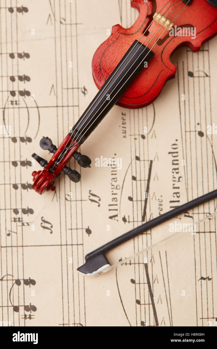 violin on of notes background Stock Photo - Alamy