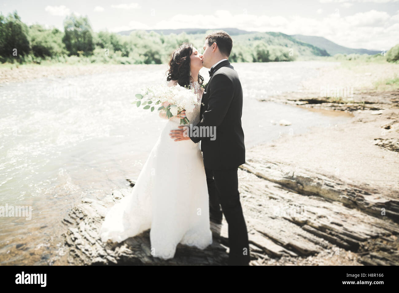 Kissing couple in the country hi-res stock photography and images - Alamy