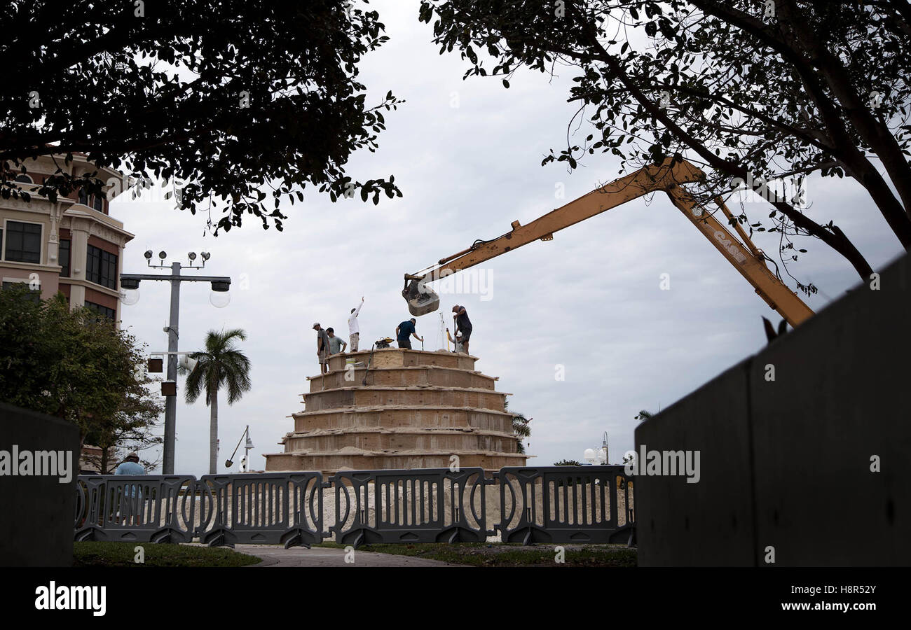 Sand castle forms hi-res stock photography and images - Alamy