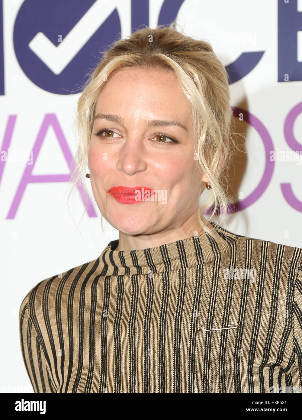 Beverly Hills, USA. 15th Nov, 2016. Piper Perabo attends the People's ...