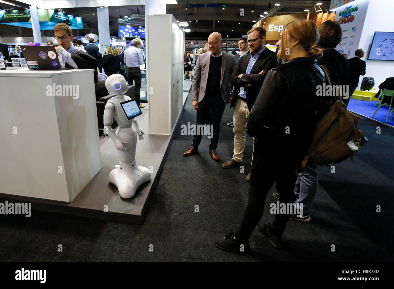 Barcelona, Spain. 15th Nov, 2016. People look at a robot during the ...