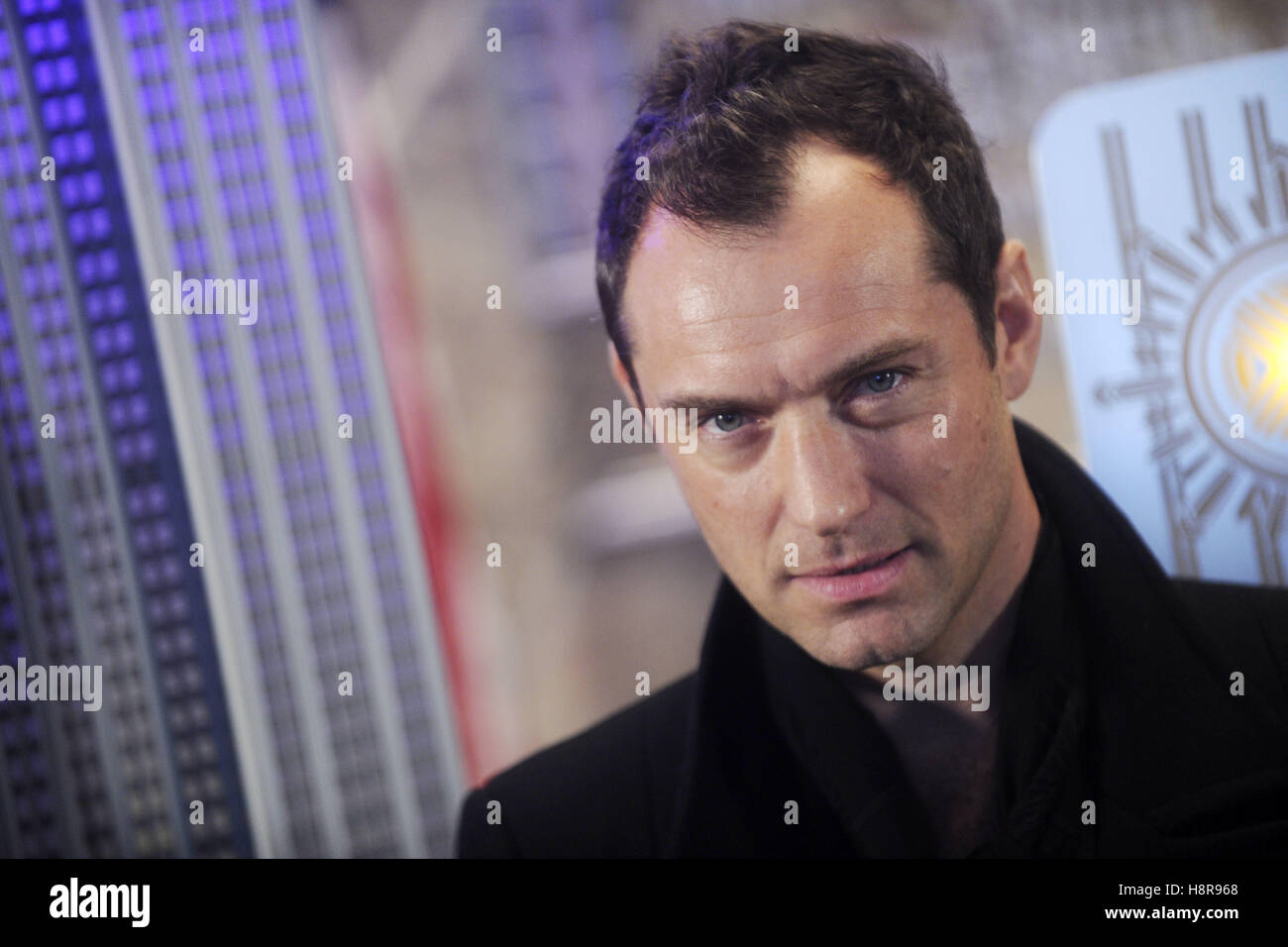 New York City. 14th Nov, 2016. Jude Law lights the Empire State ...