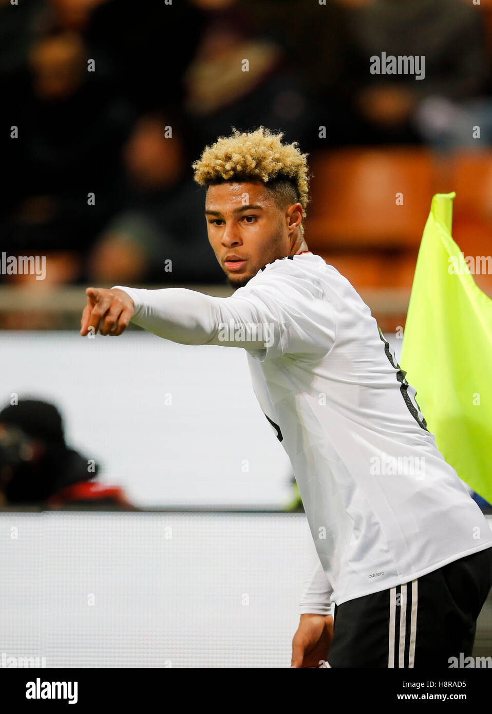 Milan, Italy. 15th November, 2016. Serge GNABRY, DFB 8 Gesticulates and ...