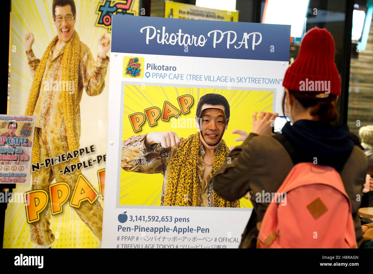 Tokyo, Japan. 16th November, 2016. Tokyo Skytree visitors take pictures at the Pen-Pineapple ...