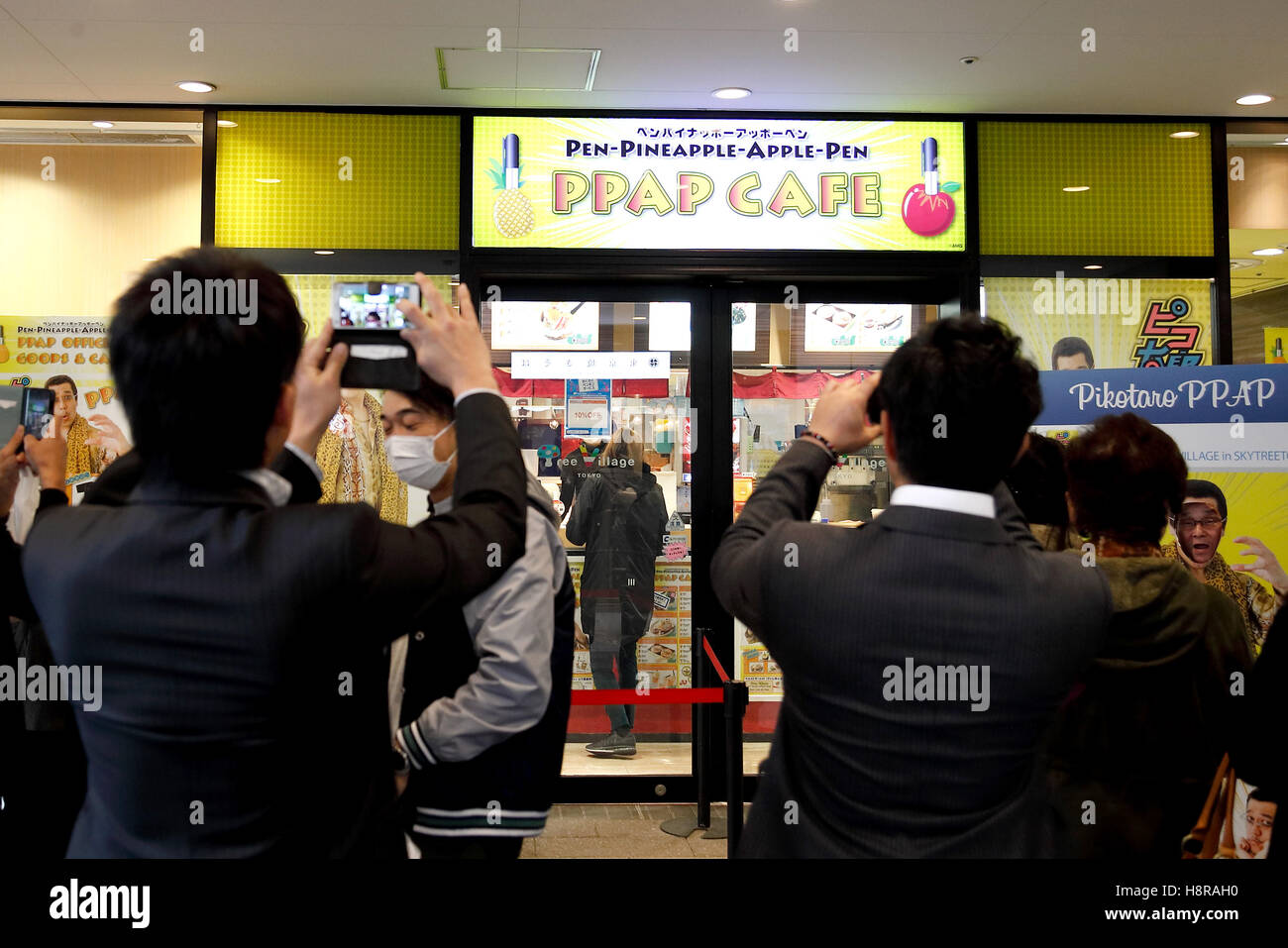 Tokyo, Japan. 16th November, 2016. Tokyo Skytree visitors take pictures ...