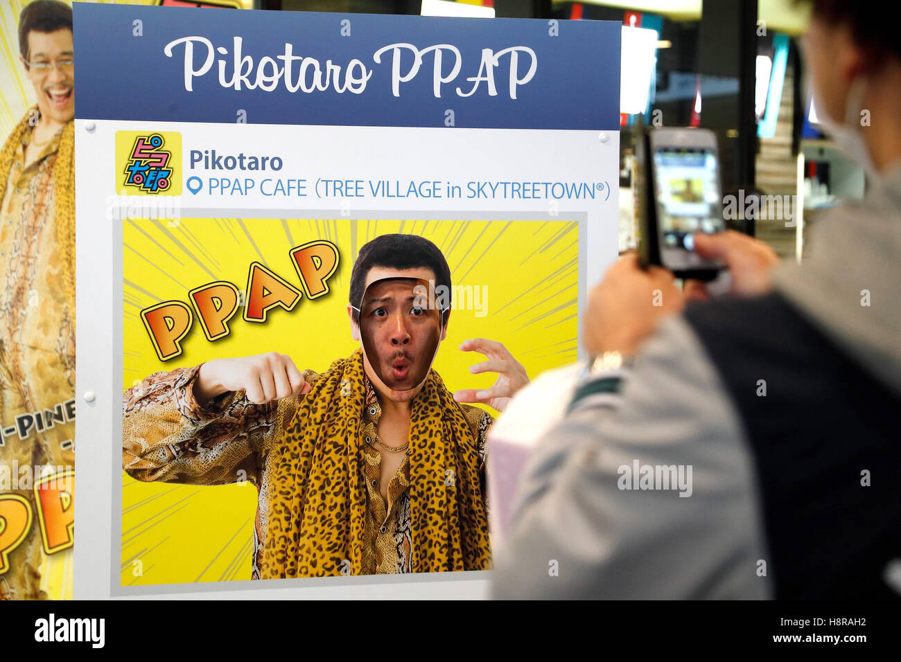 Tokyo, Japan. 16th November, 2016. Tokyo Skytree visitors take pictures at the Pen-Pineapple ...