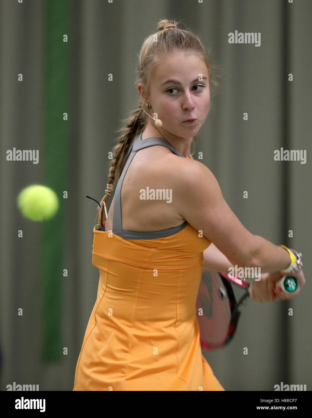 Hamburg, Germany. 16th Nov, 2016. 15 year old Ann-Sophie Funke plays ...