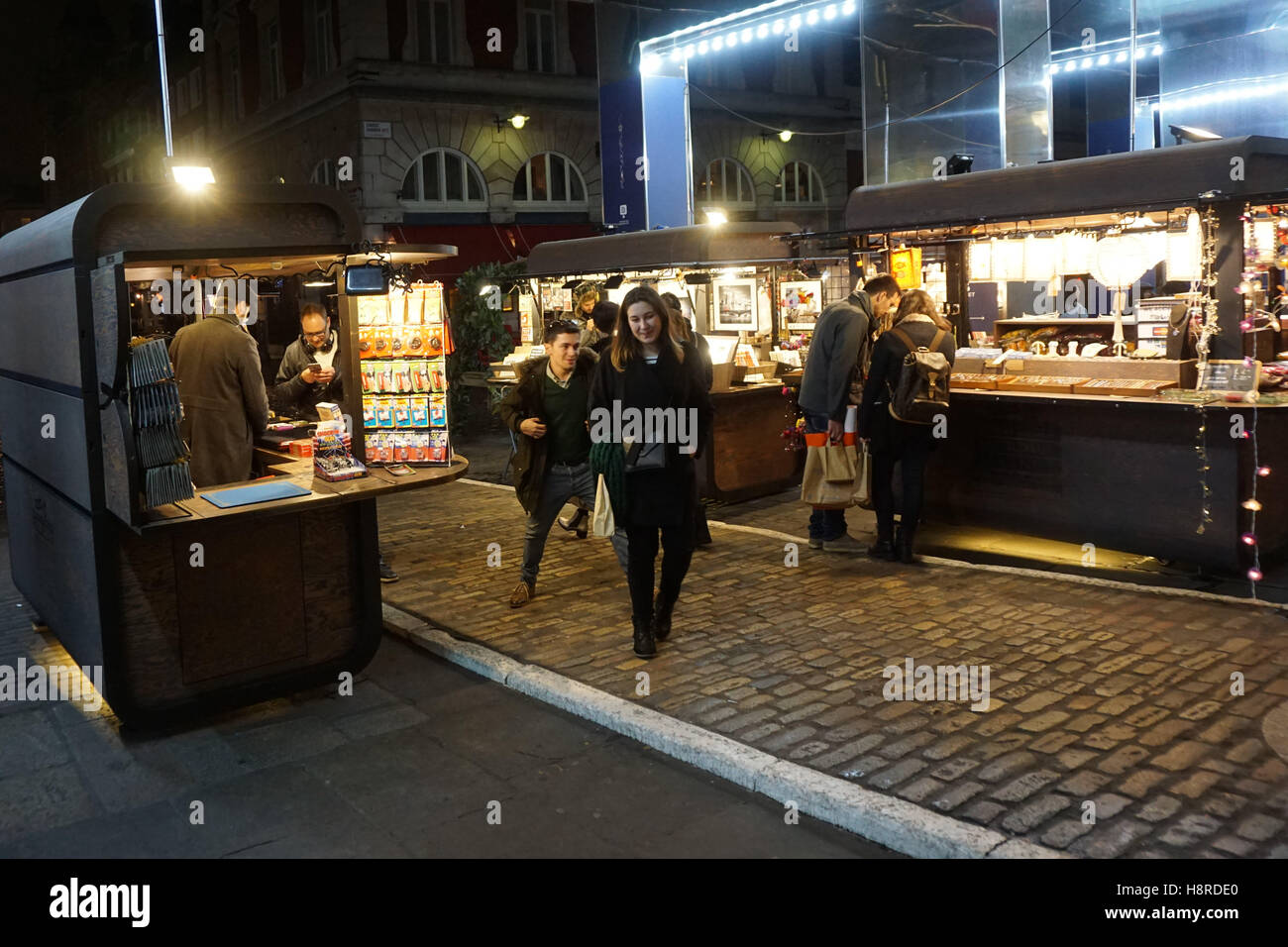 London, England, UK. 16th Nov, 2016. A hosts of tourists browsing ...