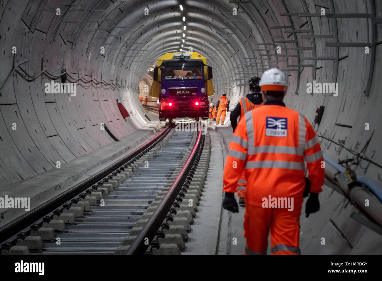 Elizabeth line construction tunnel hi-res stock photography and images ...