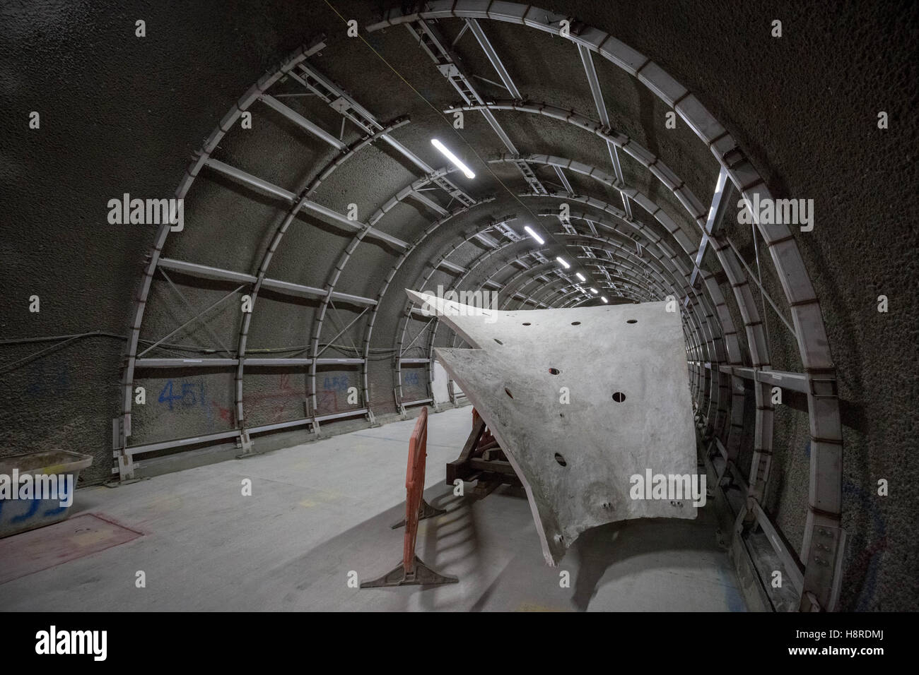 Elizabeth line construction tunnel hi-res stock photography and images ...