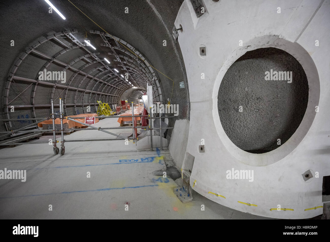 Elizabeth line crossrail hi-res stock photography and images - Alamy