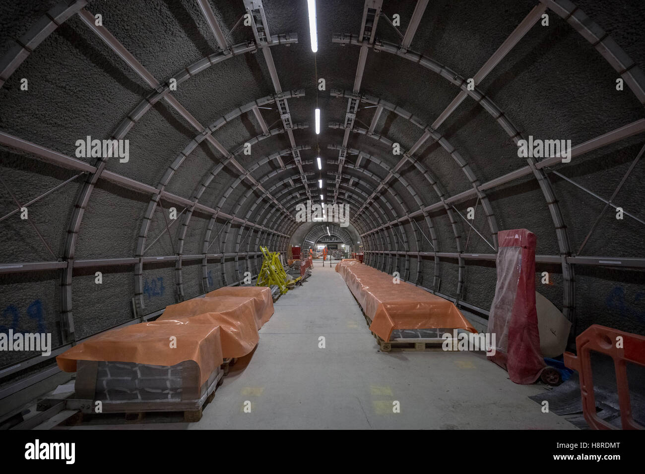 Elizabeth line construction tunnel hi-res stock photography and images ...