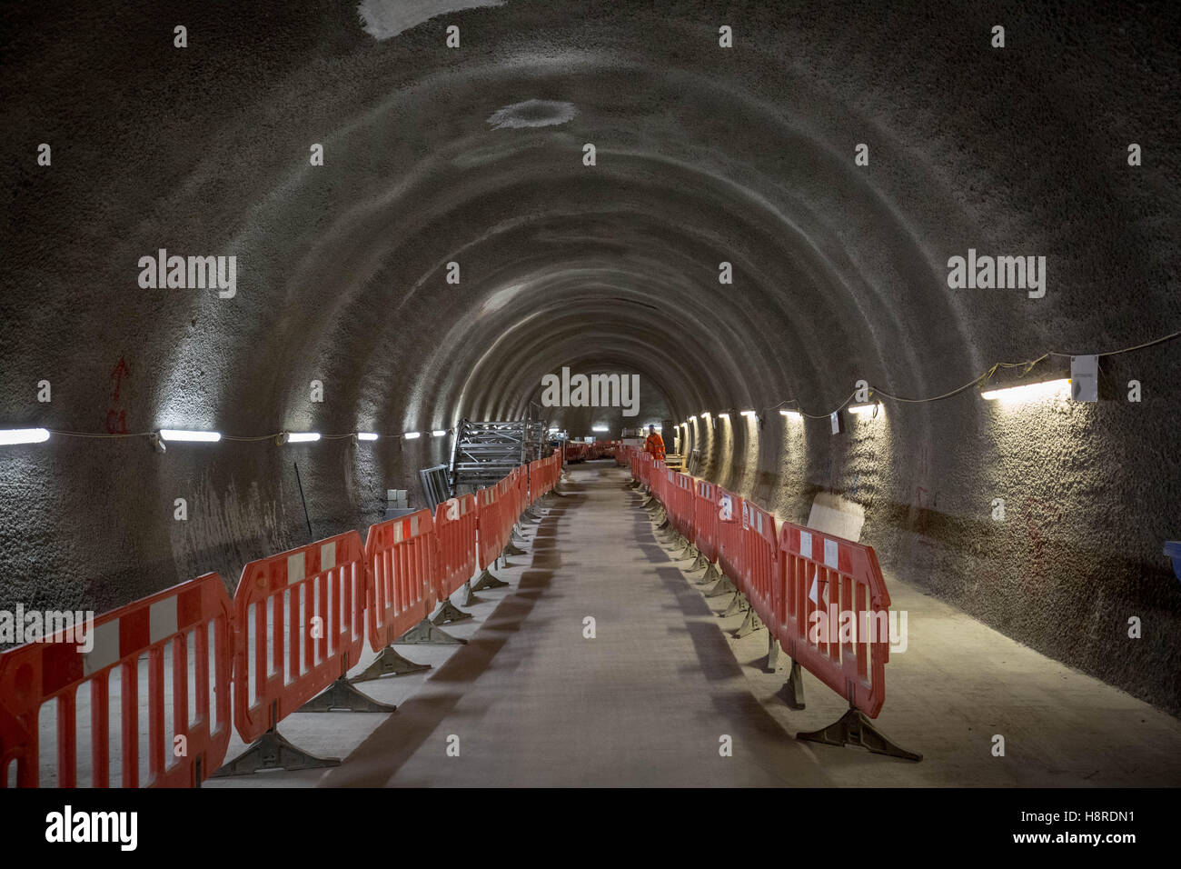 Elizabeth line construction tunnel hi-res stock photography and images ...