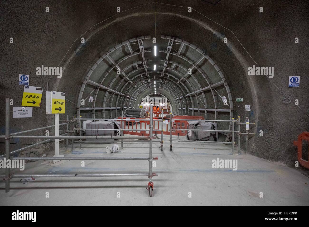 Elizabeth line construction tunnel hi-res stock photography and images ...