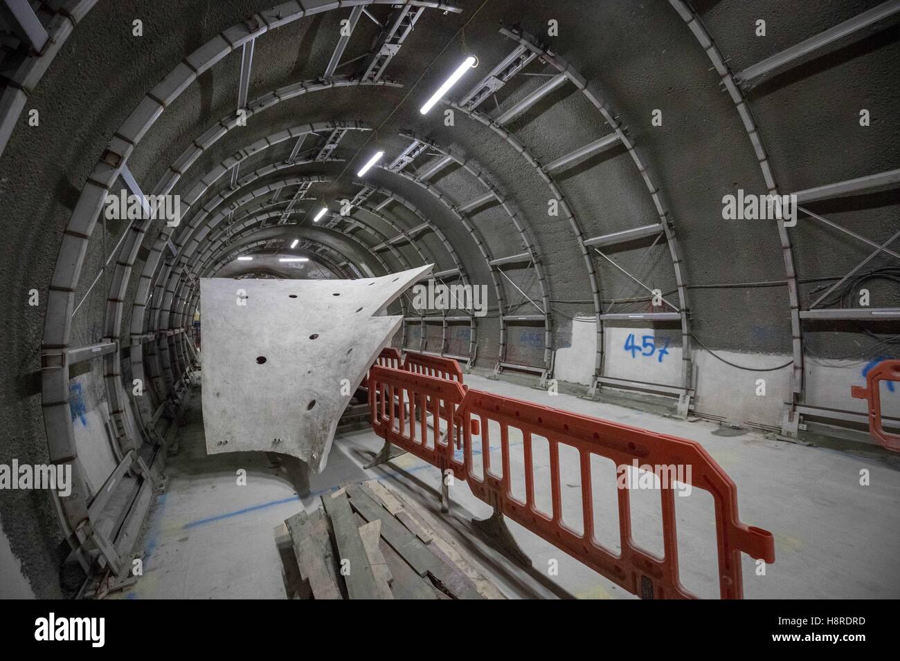 Elizabeth line construction tunnel hi-res stock photography and images ...