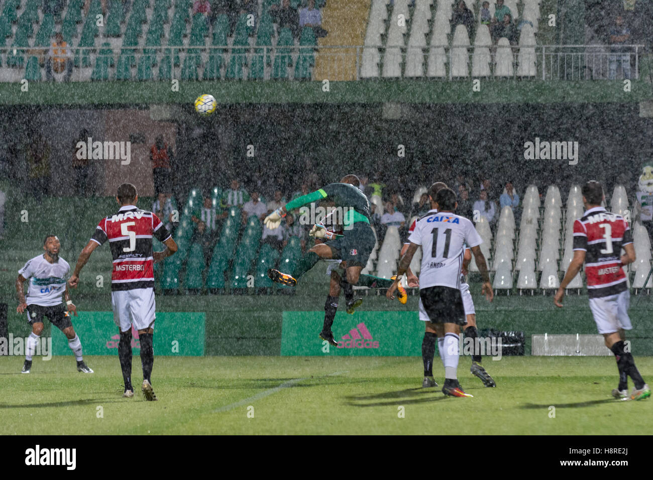 Curitiba, Brazil. 16th Nov, 2016. During Coritiba and Santa Cruz, match ...