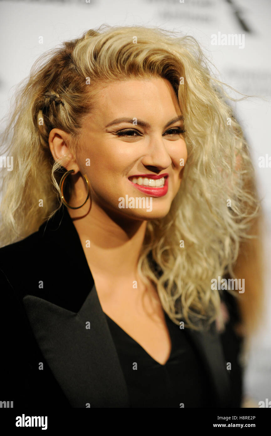 Los Angeles, USA. 15th November 2016.Singer Tori Kelly attends ...