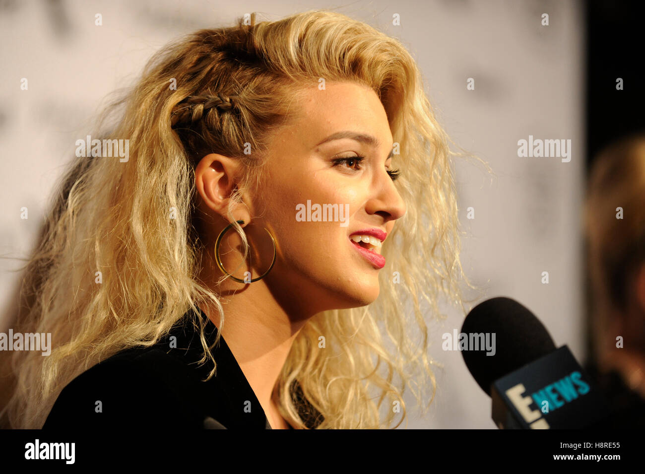 Los Angeles, USA. 15th November 2016.Singer Tori Kelly attends ...