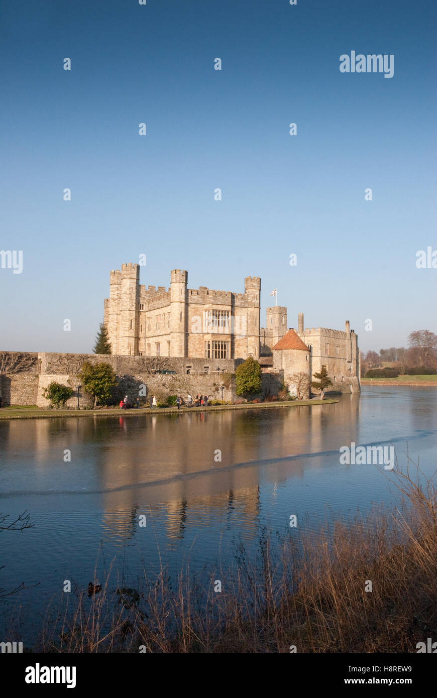 An early winter morning across the moat at Leeds Castle in Kent Stock ...