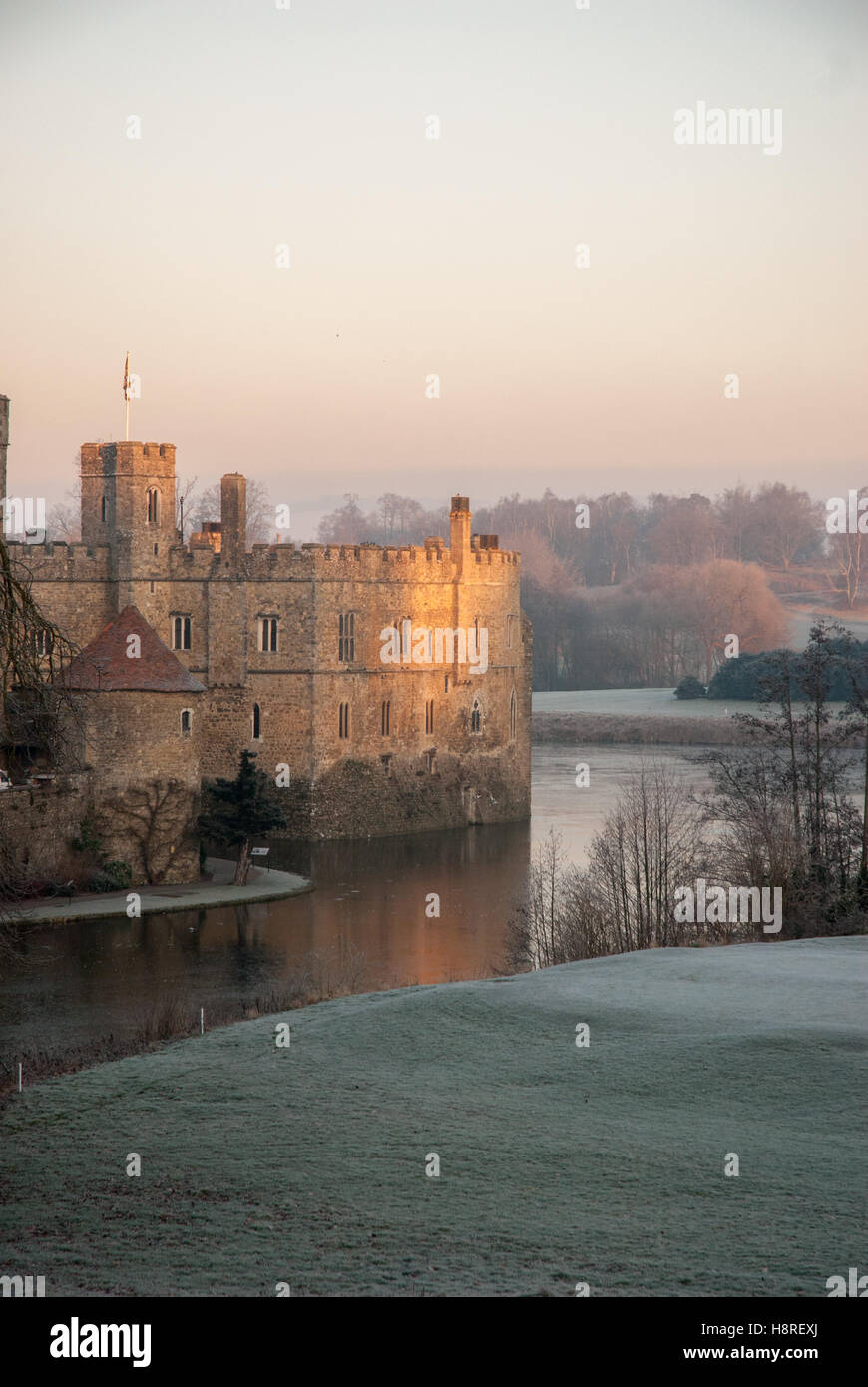 An early winter morning across the moat at Leeds Castle in Kent Stock ...
