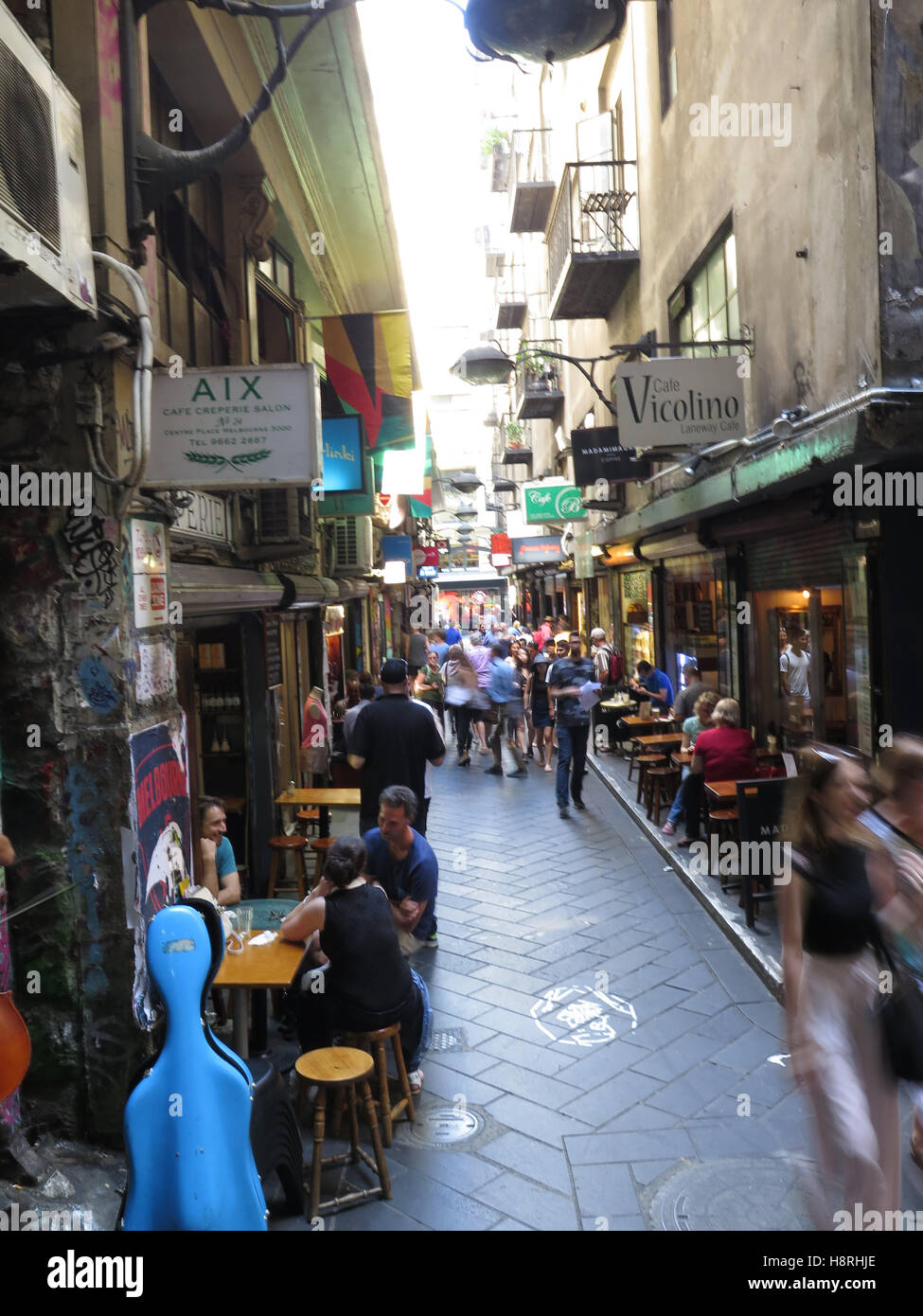 Busy alley way in Melbourne shopping centre Stock Photo - Alamy