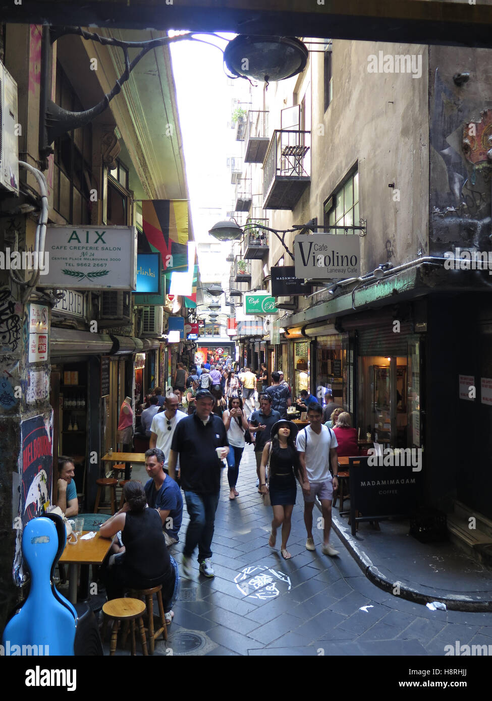 Busy alley way in Melbourne shopping centre Stock Photo - Alamy