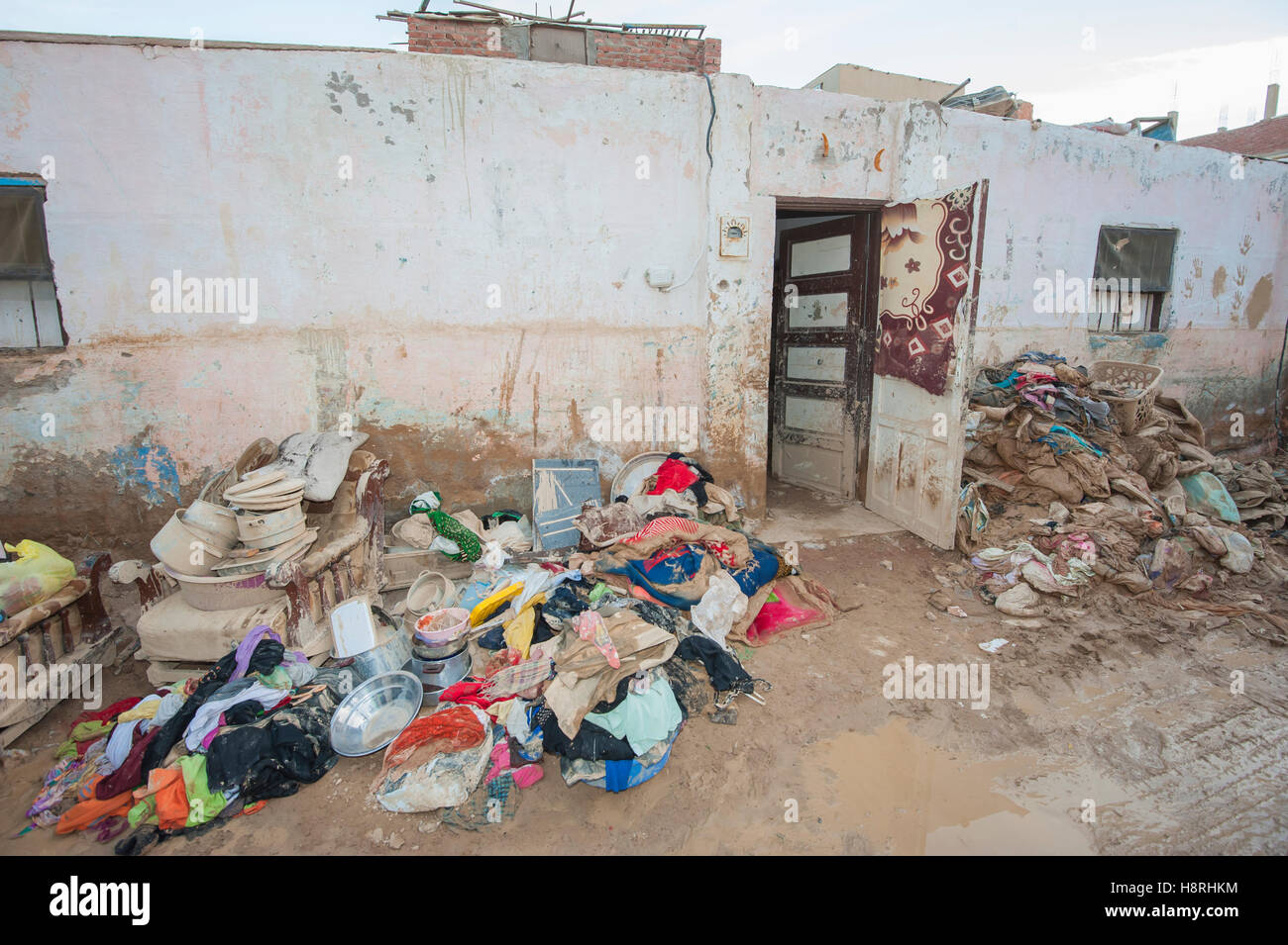 African slum hi-res stock photography and images - Alamy