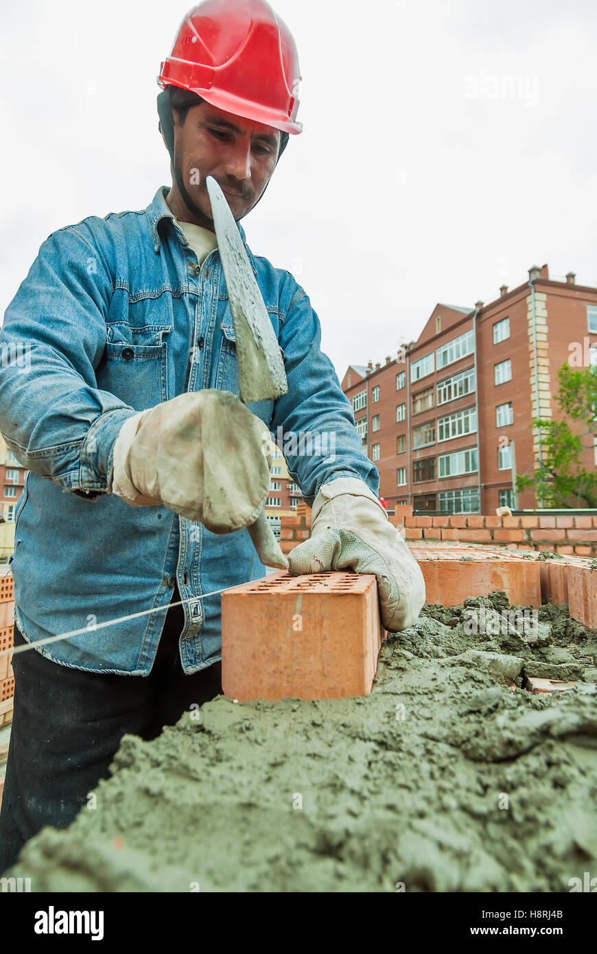 Bricklayer on house construction Stock Photo - Alamy