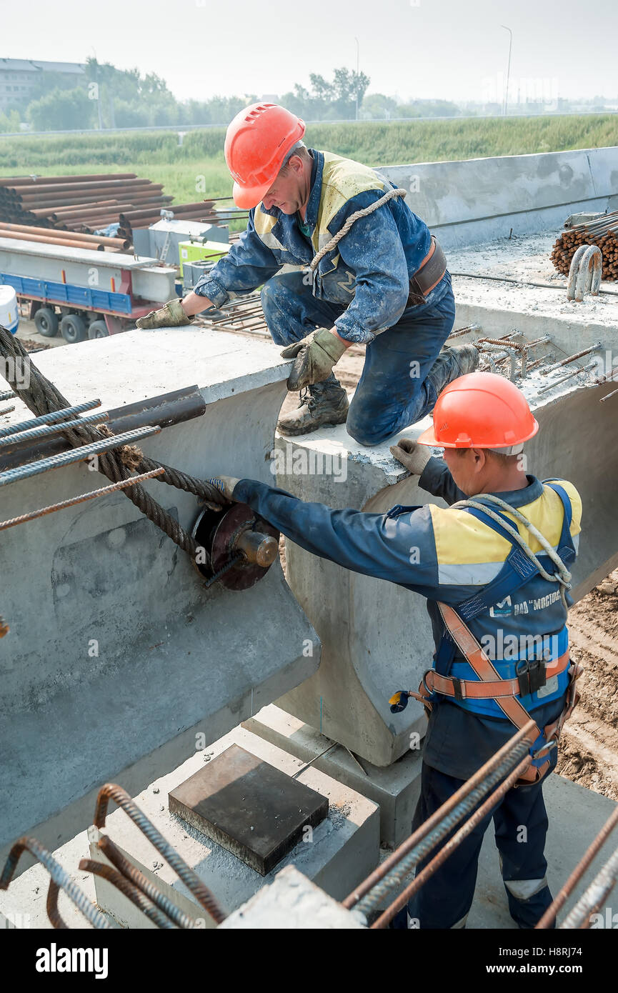 Two construction workers road hi-res stock photography and images - Alamy