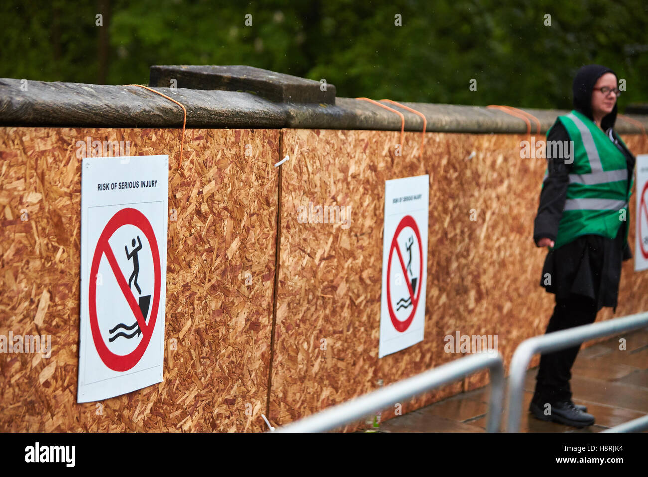 No jumping off bridge hi-res stock photography and images - Alamy