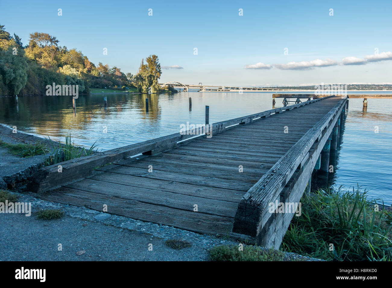A pier stands on Lake Washington near Seattle Stock Photo - Alamy